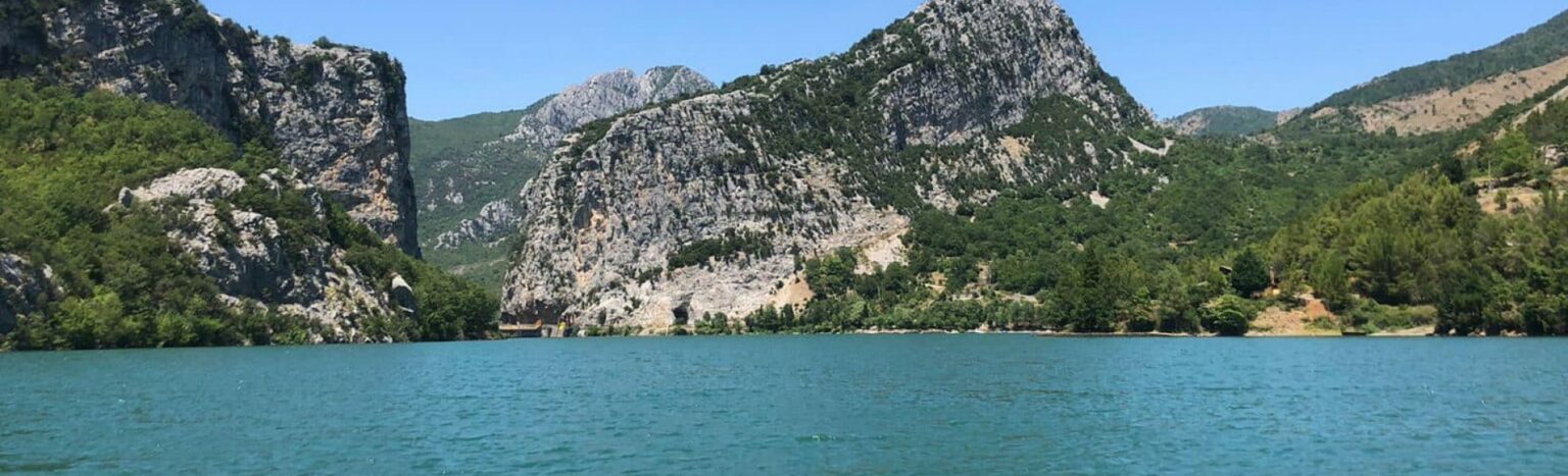 Liqenet në Shqipëri i gjen në të gjitha llojet, përmasat dhe vendodhjet ...